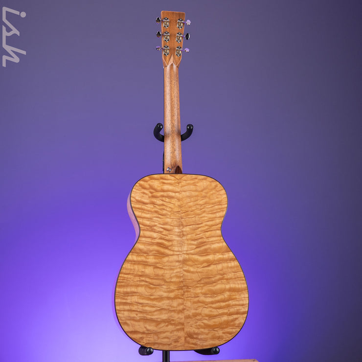 Martin Custom Shop 00-28 Style Western Red Cedar w/ Premium Quilted Ma ...